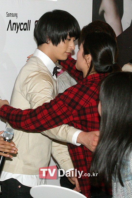 [TD포토] 2PM 찬성 '팬과의 포옹 어색해~'