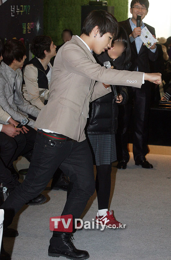 [TD포토] 2PM 준수 '자 따라해 보세요!'