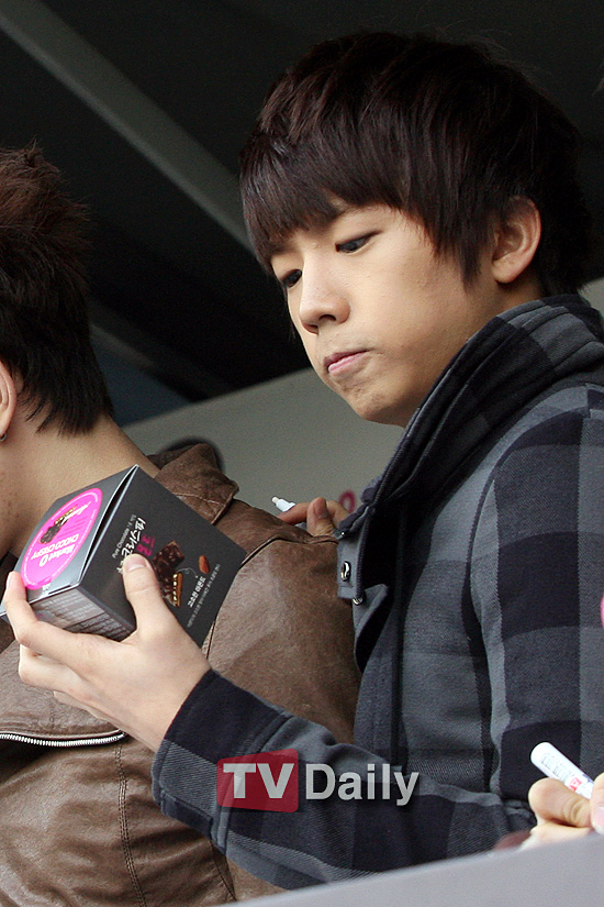 [TD포토] 2PM 재간둥이 우영 '사인하는 표정도 예술!'