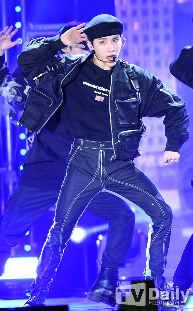 [TD포토] AB6IX 전웅 '강렬한 무대'